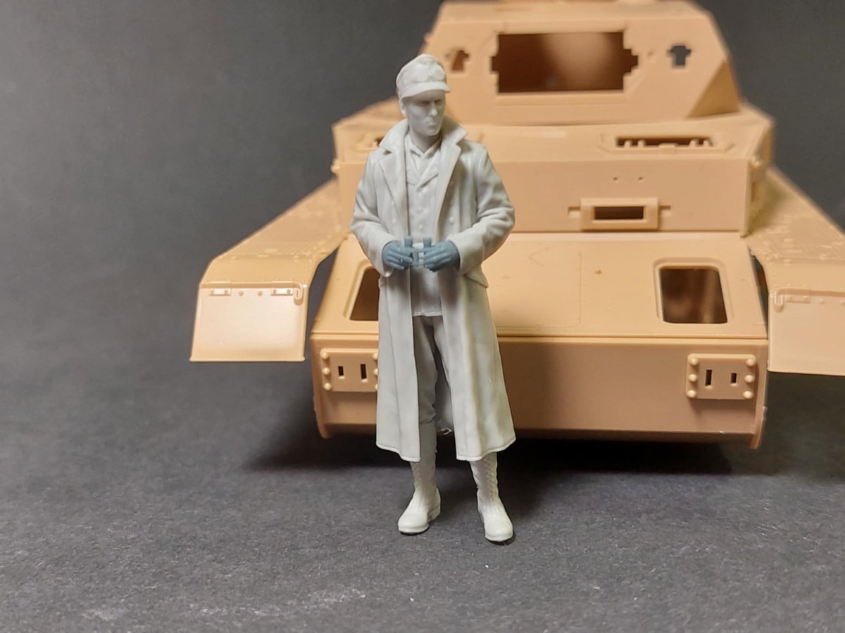 Panzer Art FI35-251 DAK Pz.lll IV tank officer 1 35 - scale 1:35 - Figures